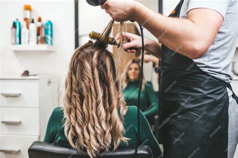 Lindo Penteado De Mulher Madura Depois De Tingir O Cabelo E Fazer Destaques No Cabeleireiro