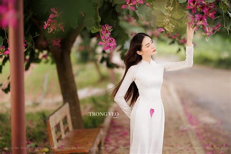 Ngắm vẻ đẹp tinh khôi của hoa khôi Minh Tâm đẹp như hoa trong tà áo dài