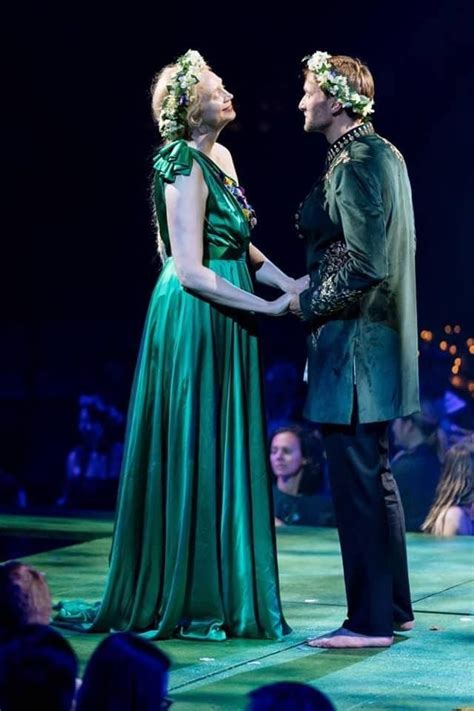 Gwendoline Christie E Oliver Chris Como Titania E Oberon Em Sonho De