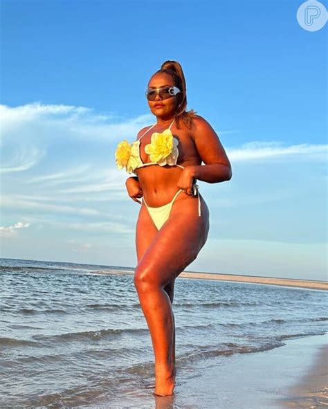 Gaby Amarantos empina o bumbum ao máximo em biquíni fio dental e