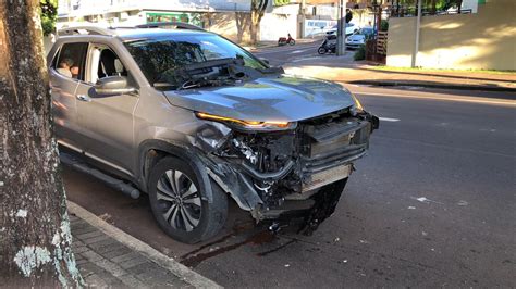 Acidente entre dois carros é registrado no Centro CGN O maior