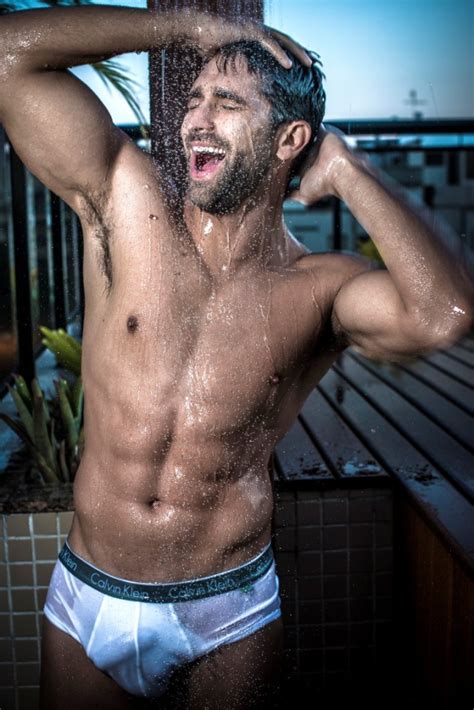 Jonathan Dobal arrasa em fotos sensuais exclusivas para o fotógrafo Léo