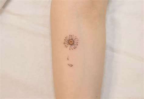 Update More Than 86 Minimalist Daisy Tattoo Small In Cdgdbentre