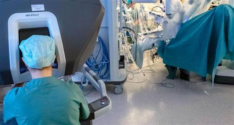 Nace el primer bebé tras trasplante de útero con cirugía robótica