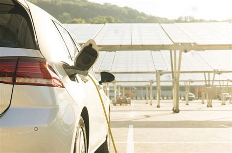 Cargar un coche eléctrico con placas solares cómo hacerlo
