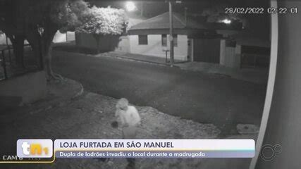 Câmera de segurança flagra momento em que dupla invade e furta comércio
