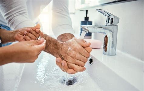 Handen Schoonmaken Familie En Wassen In De Gootsteen In De Badkamer