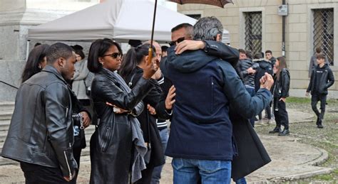 I funerali di Giulia morta a 18 anni Alberto è ancora grave Il