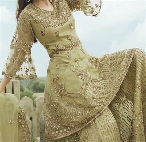 Gorgeous Mehndi Outfits For Brides