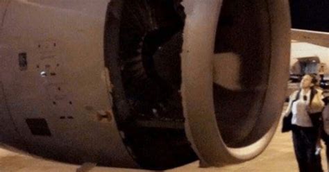 Panică la bordul unui avion după ce motorul a fost găurit Se simțea