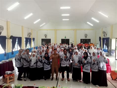 GURU BANGKIT PULIHKAN PENDIDIKAN INDONESIA KUAT INDONESIA MAJU MENJADI