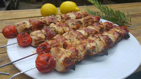 Brochettes de poulet marinées au citron romarin façon saltimbocca