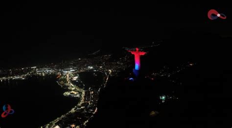 Cristo Redentor é iluminado em homenagem ao Dia Mundial da Trombose