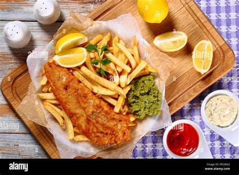 Pescado Y Patatas Fritas Crujientes Bacalao Frito Papas Fritas