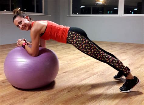 ćwiczenia na brzuch ćwiczenia z piłką fitball