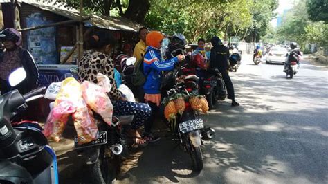 Pemudik Bermotor Melintas Di Jalan Kalimalang Di Hari Terakhir Libur