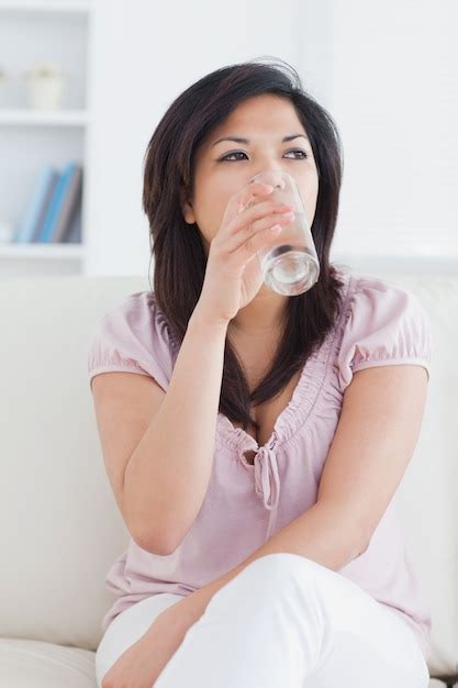 Mujer Bebiendo Agua De Un Vaso Foto Premium