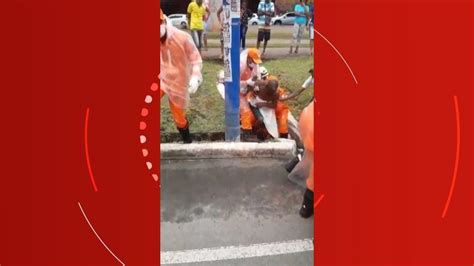 Homem é resgatado por bombeiros após ficar preso em bueiro na Bahia