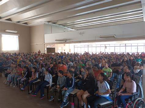 Mais de mil alunos assistiram a peça teatral O Sumiço da Consciência