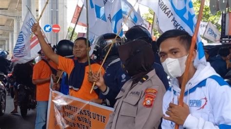 Ribuan Buruh Di Makassar Demo May Day Fiesta Sampaikan Tuntutan