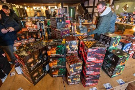 Lange Schlange für Feuerwerk der Firma Knallköppe von Bad Essener NOZ