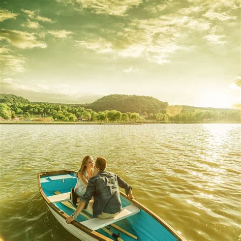 Bateau De Lamour Avec La Rose De Rouge Image Stock Image Du Fond Blanc 28803287