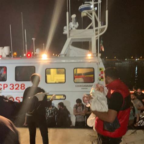 Migranti Nuovo Sbarco In Calabria In Arrivati A Roccella Ionica