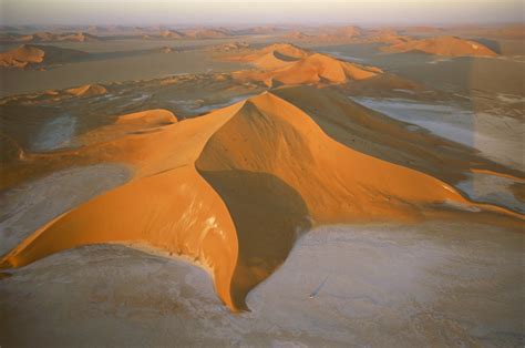 O DESERTO DE RUB AL KHALI CHAMADO DE QUARTEIRAO VAZIO