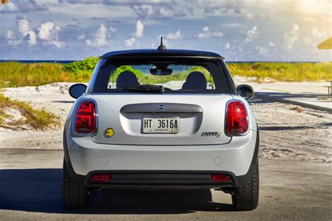 Drag Race The Electric MINI Cooper SE Vs The BMW I3 MotoringFile