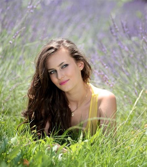 Kostenlose foto Natur Gras draussen Pflanze Mädchen Frau