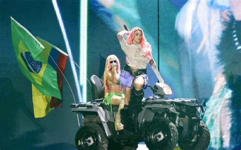 Pabllo Vittar cai no palco durante participação no show de Karol G