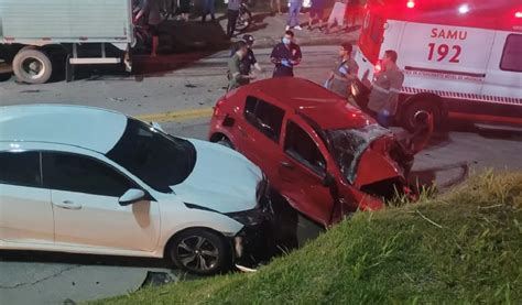 Quem era a mulher que morreu em acidente entre carro e caminhão em