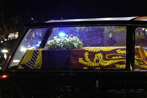Ataúd de la reina Isabel II llega al Palacio de Buckingham FOTOS