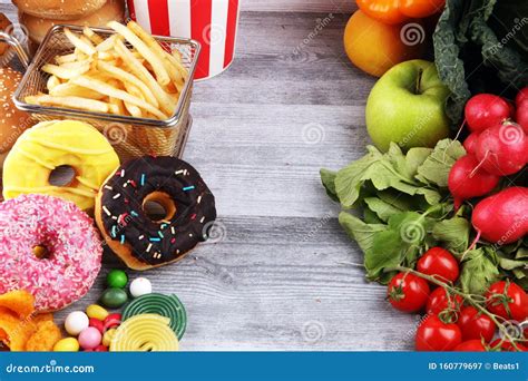 Alimentos Saudáveis Ou Não Saudáveis Foto Do Conceito De Comida