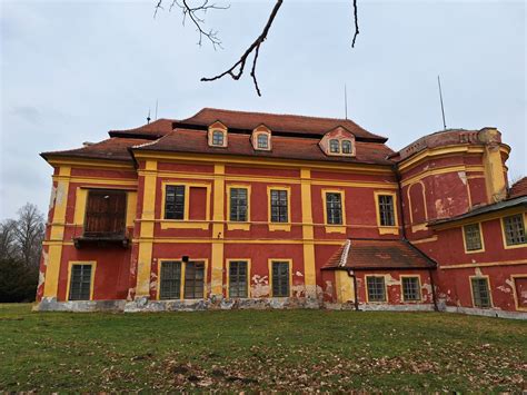 Solve Zámek Čimelice jigsaw puzzle online with 63 pieces