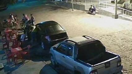 Policial é preso por matar amigo tiro à queima roupa em mesa de bar