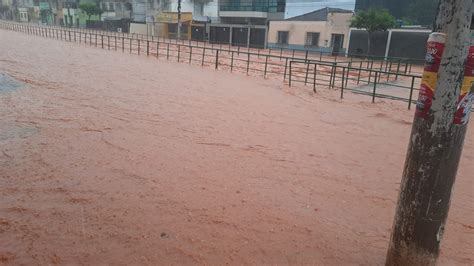 Chuva forte transborda Córrego do Santa Luzia e alaga ruas em JF Zona