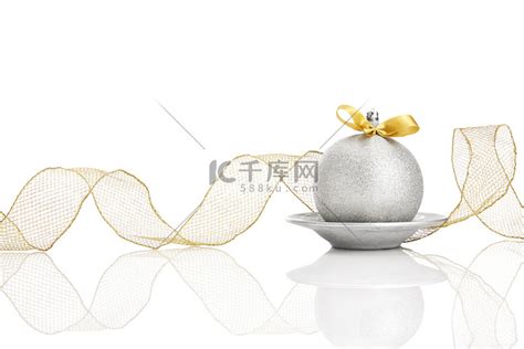 带蝴蝶结的银色圣诞球高清摄影大图 千库网