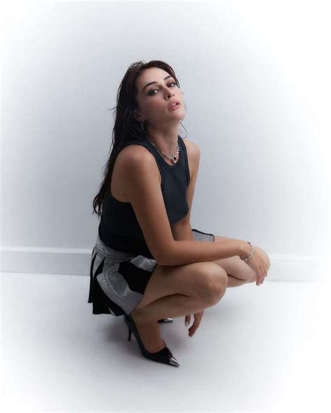 Esra Bilgiç aka Halime Sultan stuns fans in chic look pictures ET