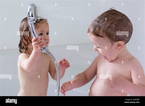 Frère Et Soeur Douche Banque d image et photos Alamy