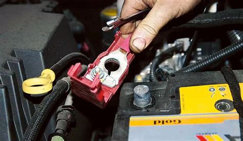 Por qué debes desconectar la batería del carro cuando lo vas a guardar