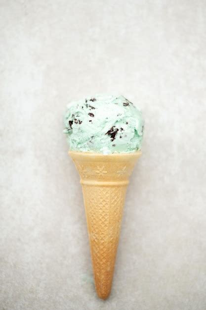 Helado De Menta Con Chips De Chocolate Foto Premium