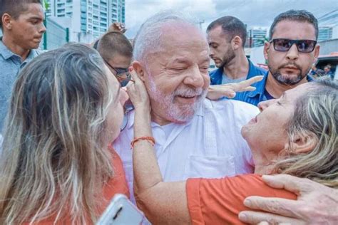 Em Fortaleza Lula Quebra Protocolo E Cumprimenta Apoiadores Em Visita