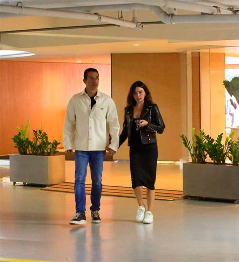 Isis Valverde E Marcus Buaiz Surgem Sorridentes Enquanto Curtem Passeio