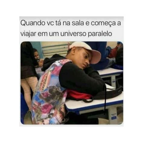 Quando vc tá na sala e começa a viajar em um universo paralelo Memes