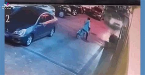 Clip Phản xạ cực nhanh người phụ nữ thoát cú tông của xe điên