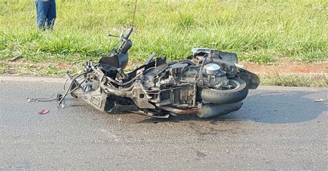 G1 Motociclista fica gravemente ferido após bater na lateral de