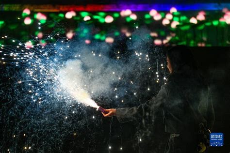 Chinesen freuen sich überall auf das Frühlingsfest China org cn
