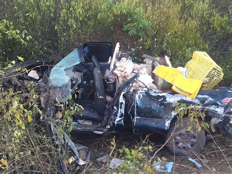 G1 Cabine de caminhão e carro ficam destruídos após acidente na BR
