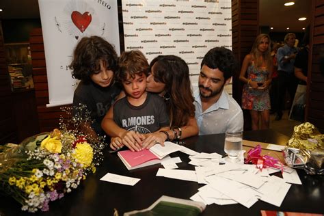 Foto Bento Filho De Maria Ribeiro E Caio Blat Ganha Um Beijo